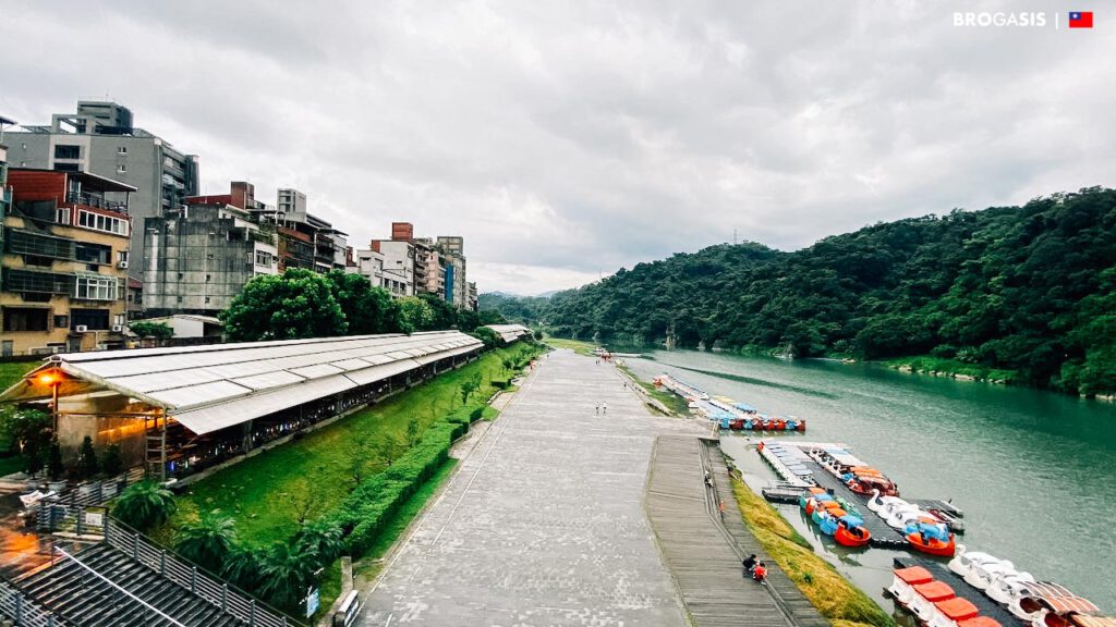 สะพานแขวน ปี้ฐาน Bitan Bridge ชมวิว ถีบเรือเป็ด ไม่ไกลไทเป - BROGASIS