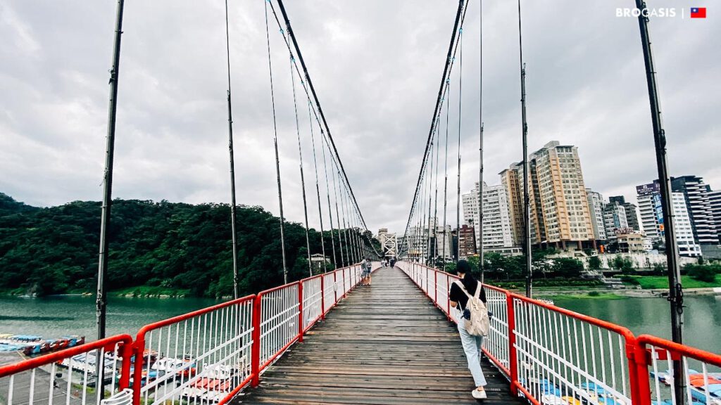 สะพานแขวน ปี้ฐาน Bitan Bridge ชมวิว ถีบเรือเป็ด ไม่ไกลไทเป - BROGASIS