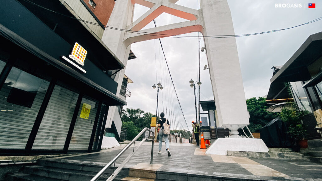 สะพานแขวน ปี้ฐาน Bitan Bridge ชมวิว ถีบเรือเป็ด ไม่ไกลไทเป - BROGASIS