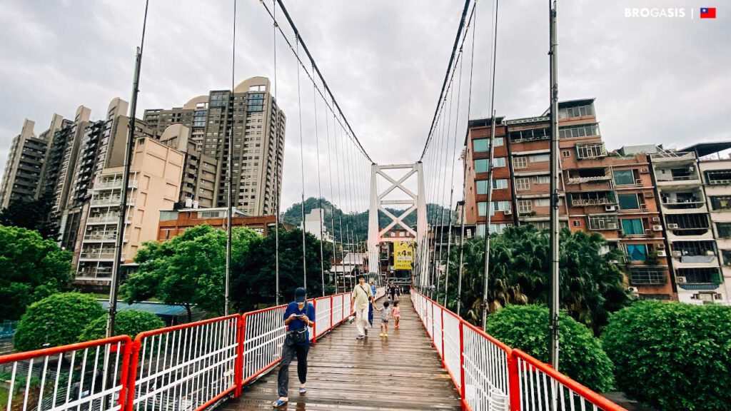 สะพานแขวน ปี้ฐาน Bitan Bridge ชมวิว ถีบเรือเป็ด ไม่ไกลไทเป - BROGASIS