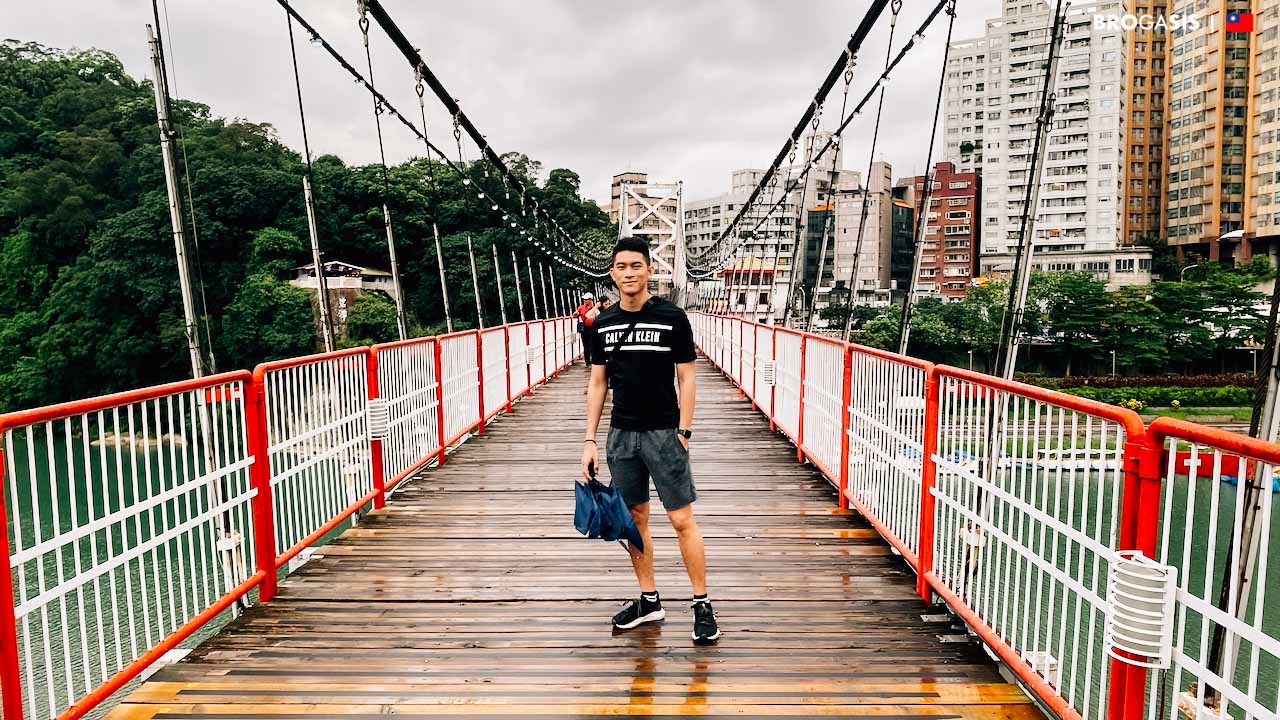 สะพานแขวน ปี้ฐาน Bitan Bridge ชมวิว ถีบเรือเป็ด ไม่ไกลไทเป - BROGASIS