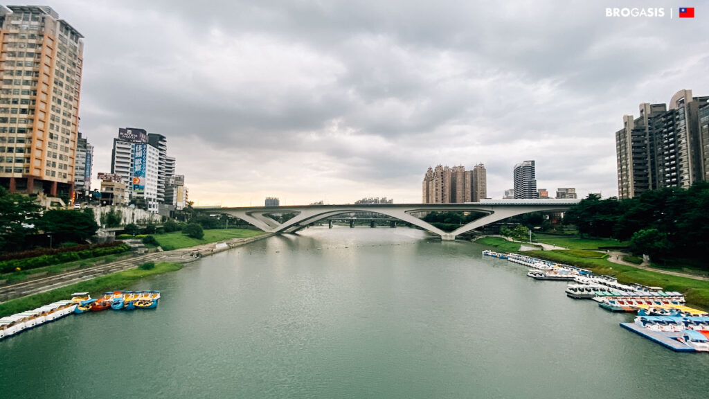 สะพานแขวน ปี้ฐาน Bitan Bridge ชมวิว ถีบเรือเป็ด ไม่ไกลไทเป - BROGASIS