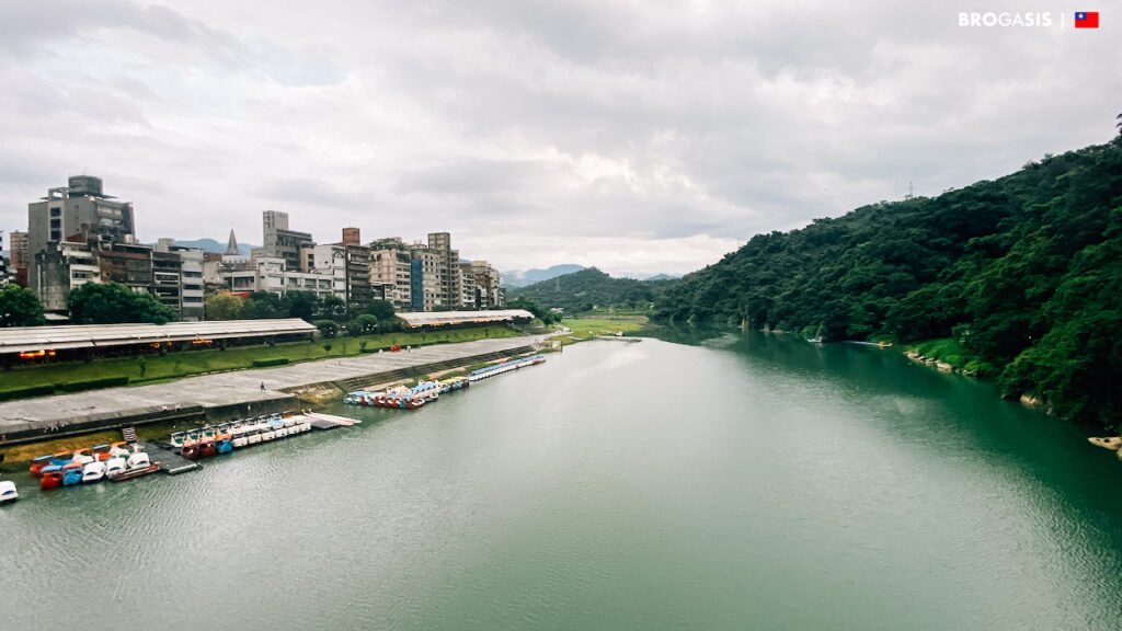 สะพานแขวน ปี้ฐาน Bitan Bridge ชมวิว ถีบเรือเป็ด ไม่ไกลไทเป - BROGASIS
