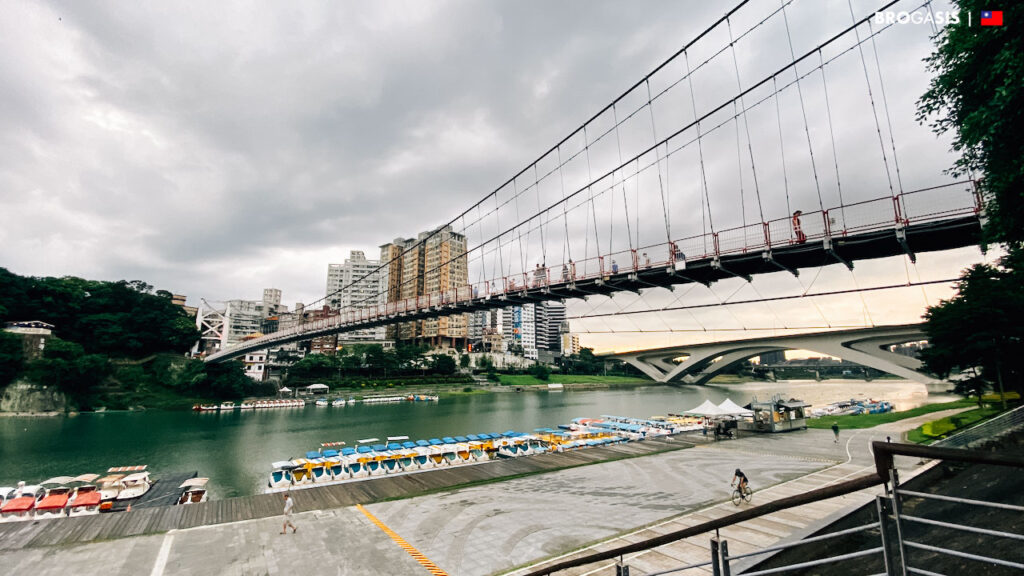 สะพานแขวน ปี้ฐาน Bitan Bridge ชมวิว ถีบเรือเป็ด ไม่ไกลไทเป - BROGASIS