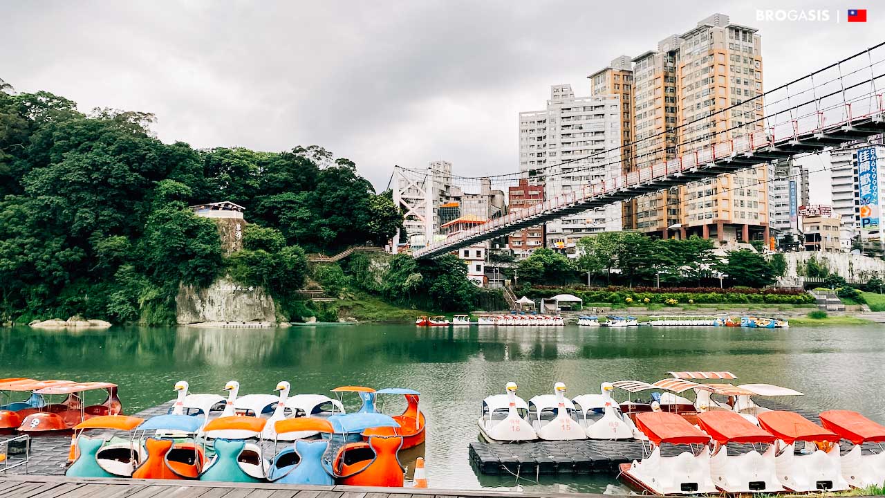 สะพานแขวน ปี้ฐาน Bitan Bridge ชมวิว ถีบเรือเป็ด ไม่ไกลไทเป - BROGASIS